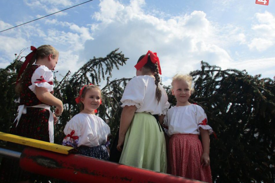 Ľudová tradícia v srdci nášho mesta: Pozrite si ZÁBERY zo stavania mája