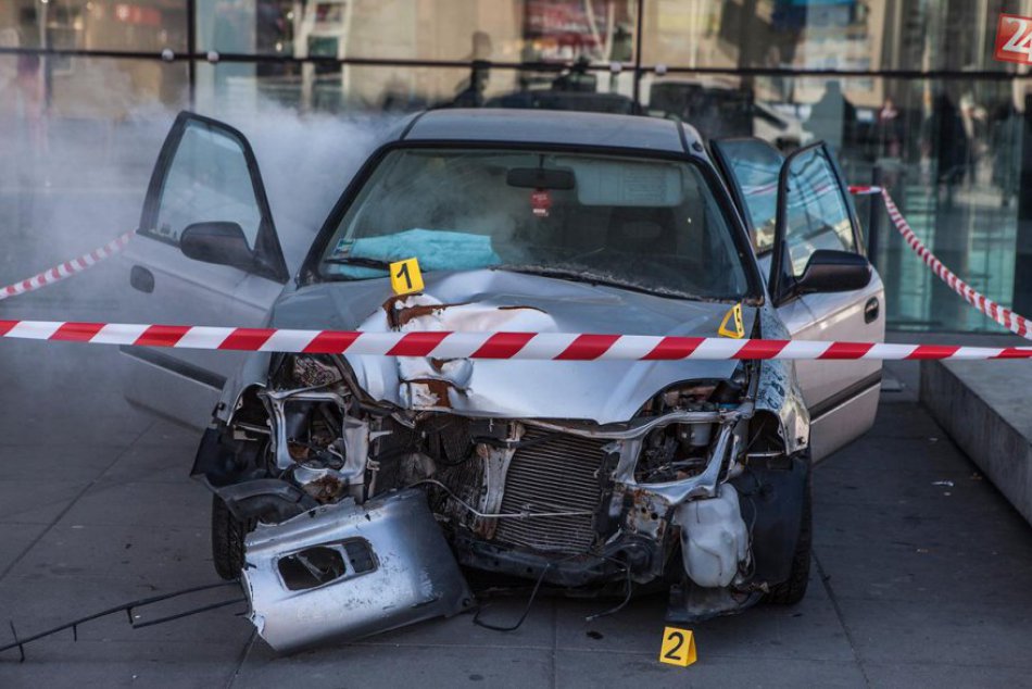 Študenti reagujú na Mečiarove amnestie: V centre Nitry postavili vrak ...