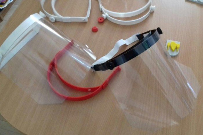 3D tlačiarne sa nezastavia: Ochranné štíty pre zdravotníkov vyrábajú aj ...