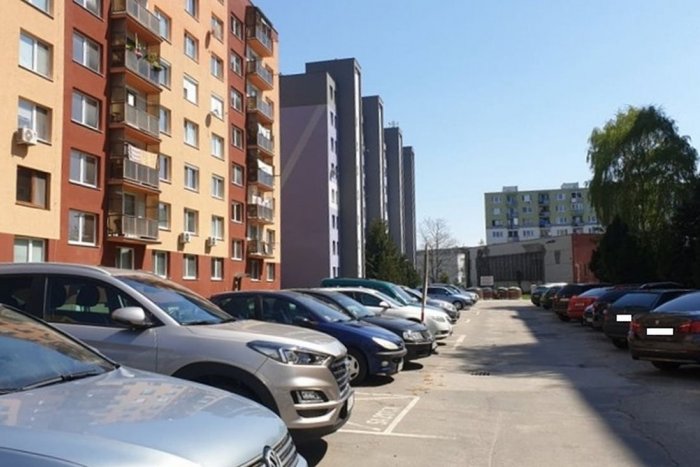 Vodiči, zbystrite! V uliciach mesta budú vyznačovať parkovacie miesta