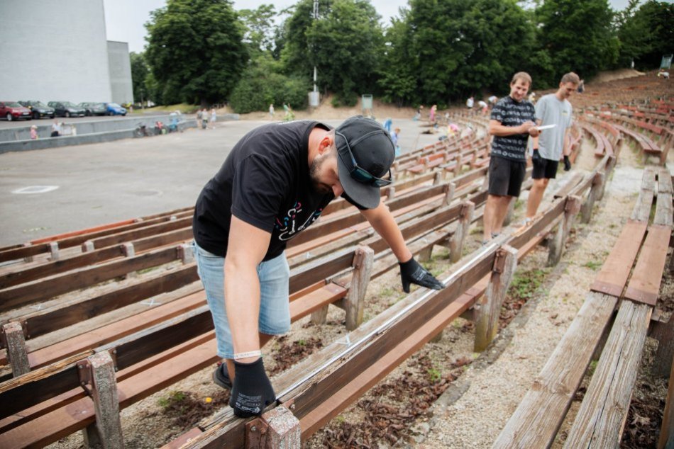 Dobrovoľníci opäť v akcii: Do parády si zobrali nitriansky amfiteáter ...
