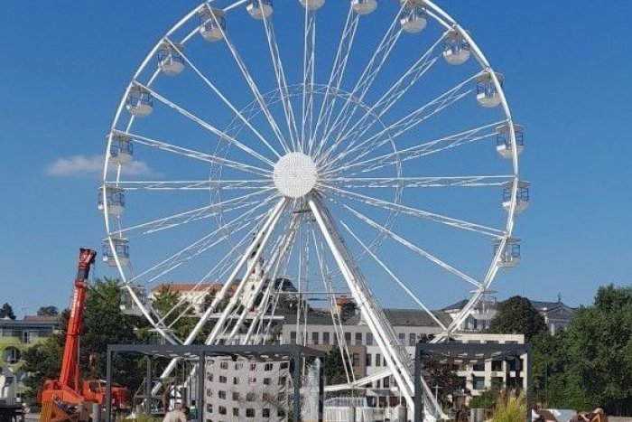 Nitrianske námestie má novú ATRAKCIU: Vedľa fontány stojí obrovský KOLOTOČ